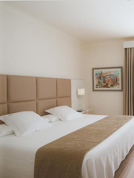 Hotel Pirineos Figueres - Figueres